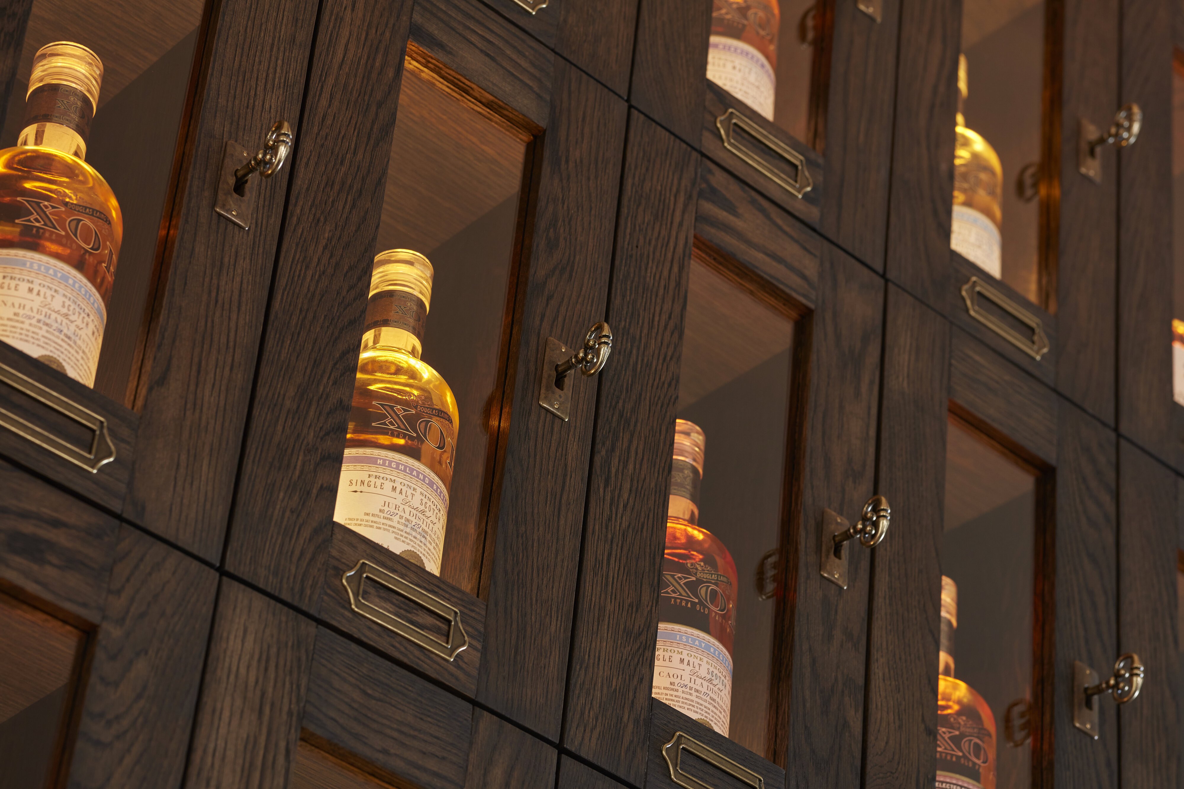 Eikenhouten Whiskey locker in modern interieur - Kevin Middelkoop ...