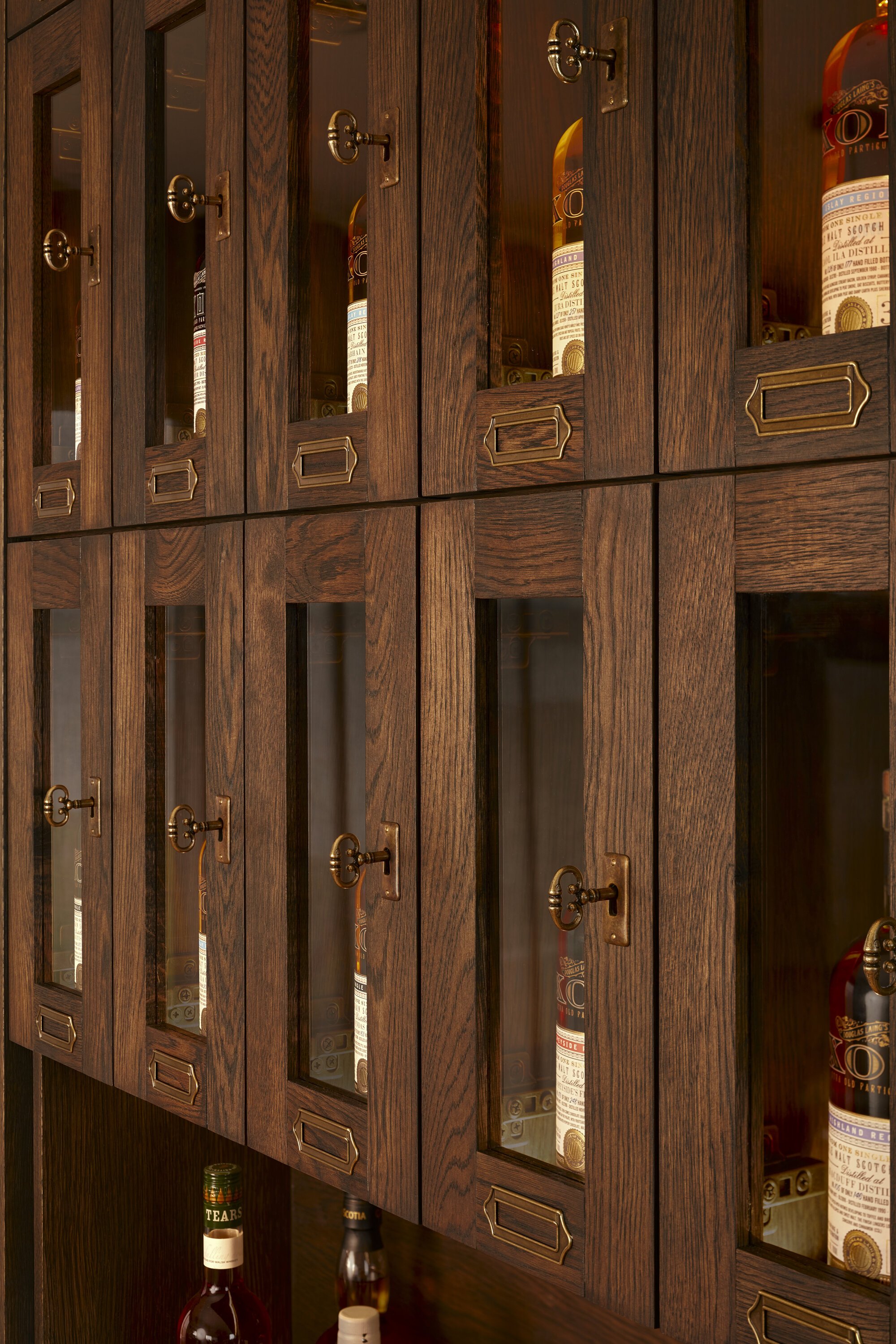Eikenhouten Whiskey locker in modern interieur - Kevin Middelkoop ...